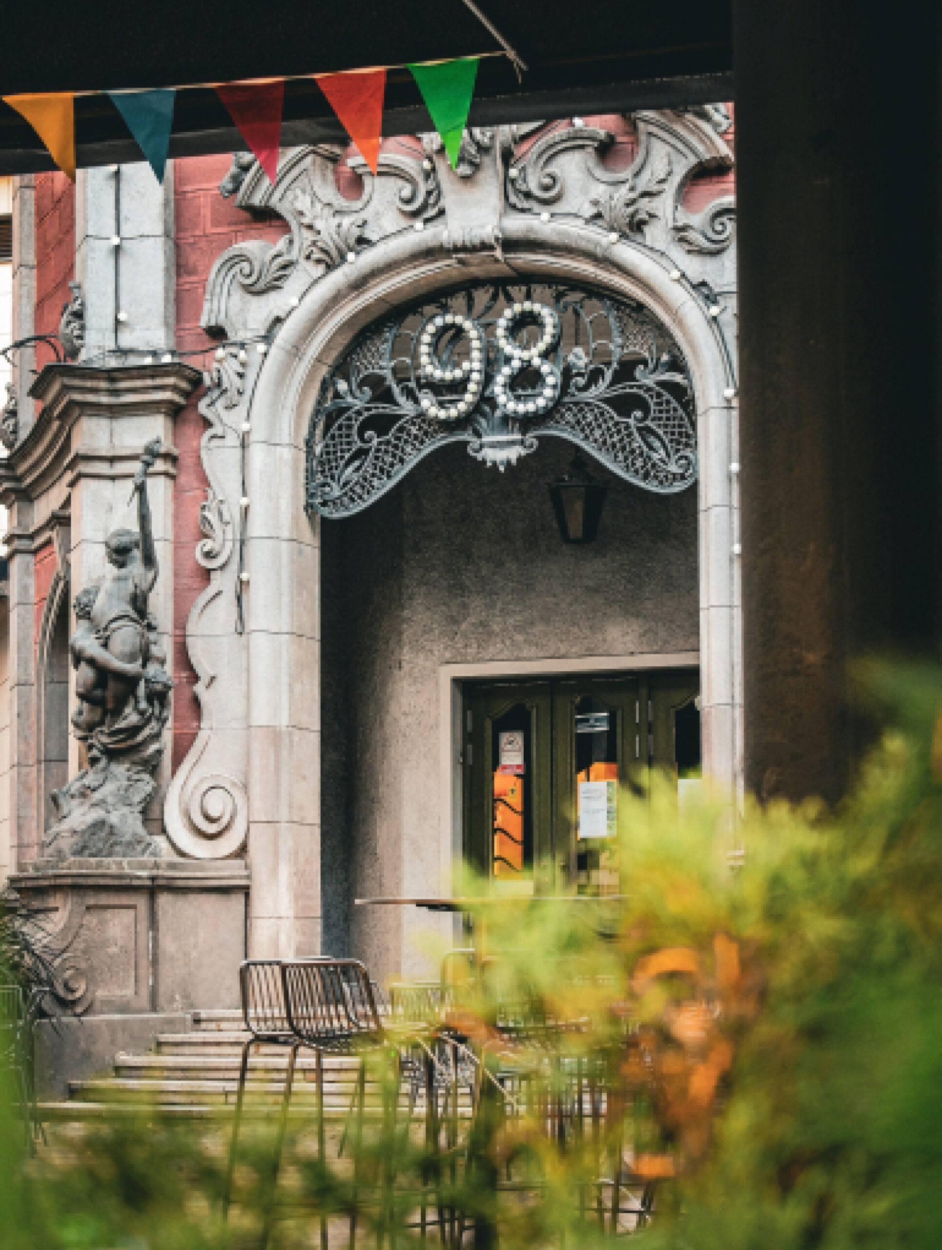 Splendid Palace: Vecākais kinoteātris Baltijā – Neighborhood